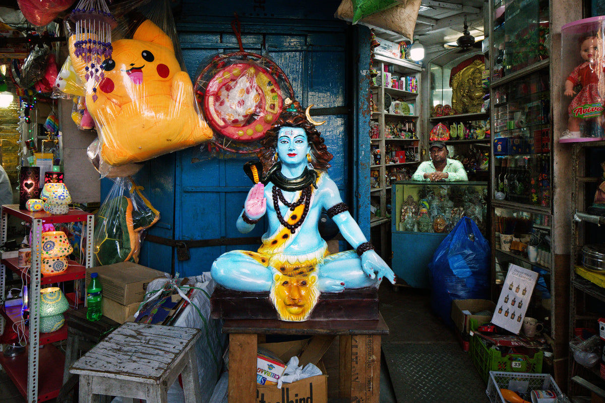 Shiva in front of Shop, Kolkata 2023 – Wehrheim Photography